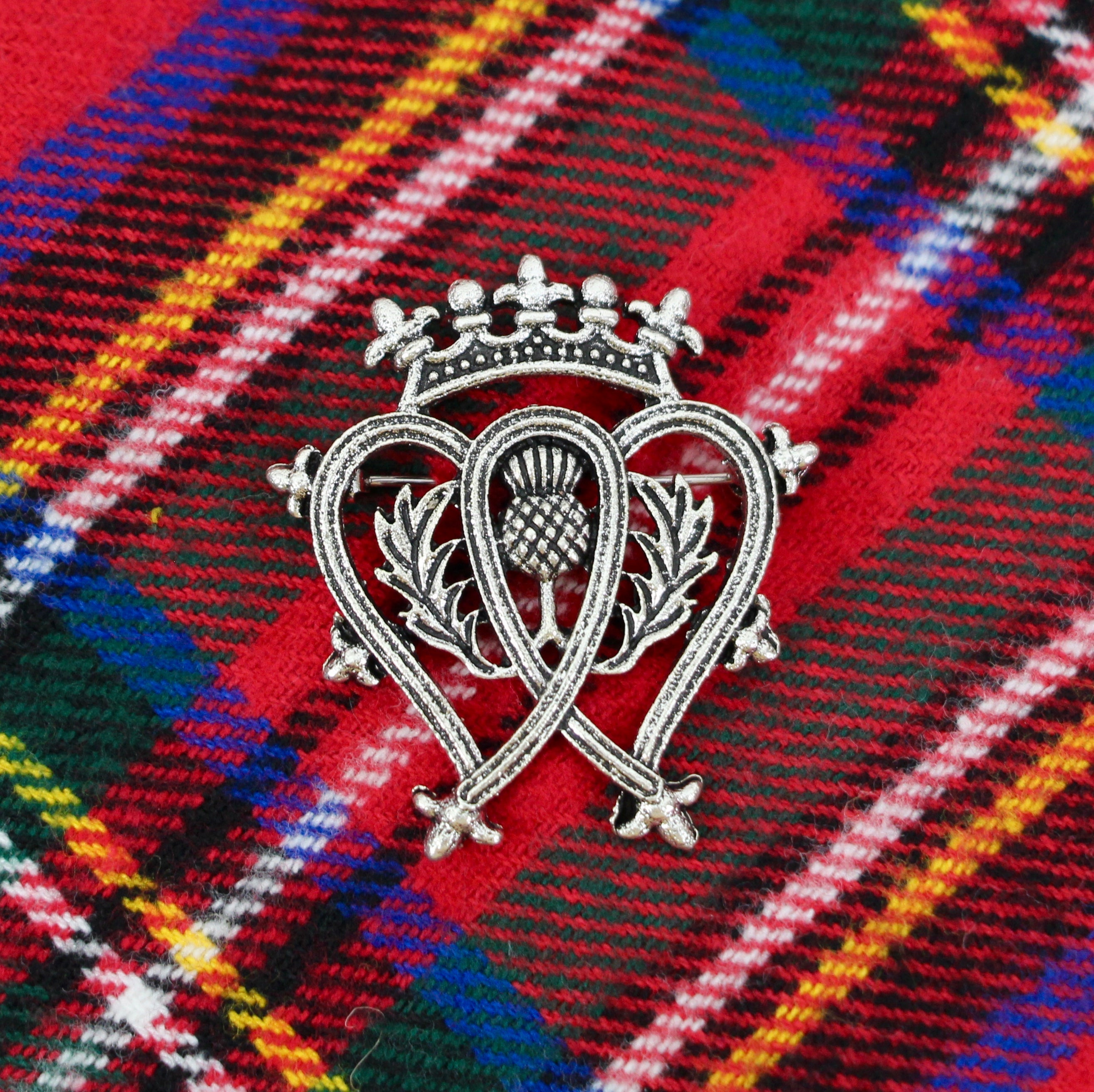 Broche escocés Luckenbooth en forma de corazón con cardo y corona esco ...